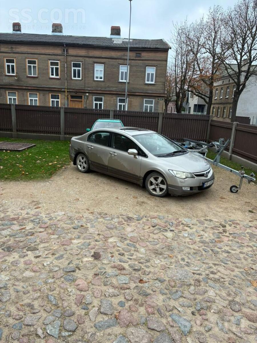 Pelēks Honda Civic 2006 Liepāja, ar dzinēja tilpumu 1.80 L un nobraukumu 285 tūkst. km par 900 €, foto 1 vietnē AUTOMOTO.COM.LV