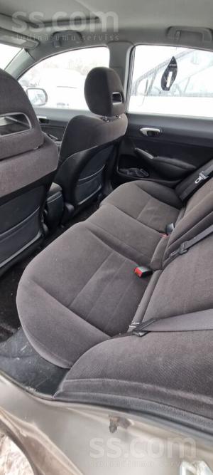Pelēks Honda Civic 2006 Liepāja, ar dzinēja tilpumu 1.80 L un nobraukumu 285 tūkst. km par 900 €, foto 3 vietnē AUTOMOTO.COM.LV