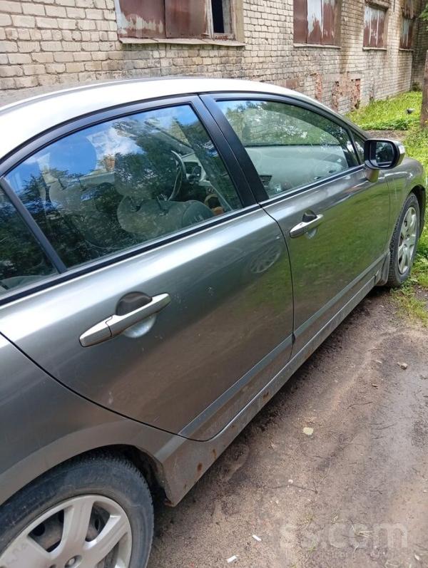 Pelēks Honda Civic 2006 Kuldīga, ar dzinēja tilpumu 1.80 L un nobraukumu 26 tūkst. km par 500 €, foto 3 vietnē AUTOMOTO.COM.LV