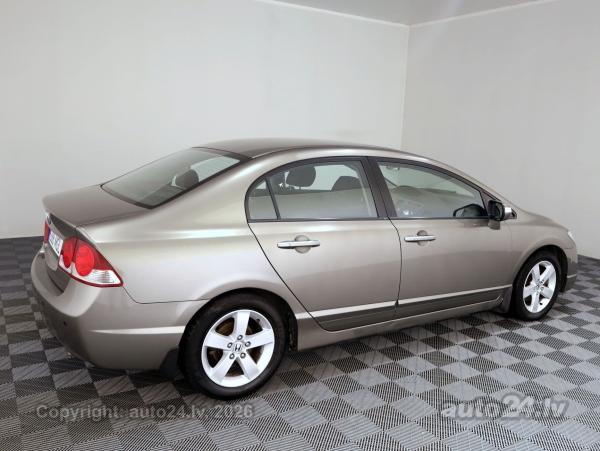 Pelēks Honda Civic 2006 Tallina, ar dzinēja tilpumu 1.80 L un nobraukumu 79 tūkst. km par 2699 €, foto 4 vietnē AUTOMOTO.COM.LV