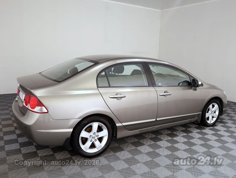 Pelēks Honda Civic 2006 Tallina, ar dzinēja tilpumu 1.80 L un nobraukumu 79 tūkst. km par 2699 €, foto 4 vietnē AUTOMOTO.COM.LV