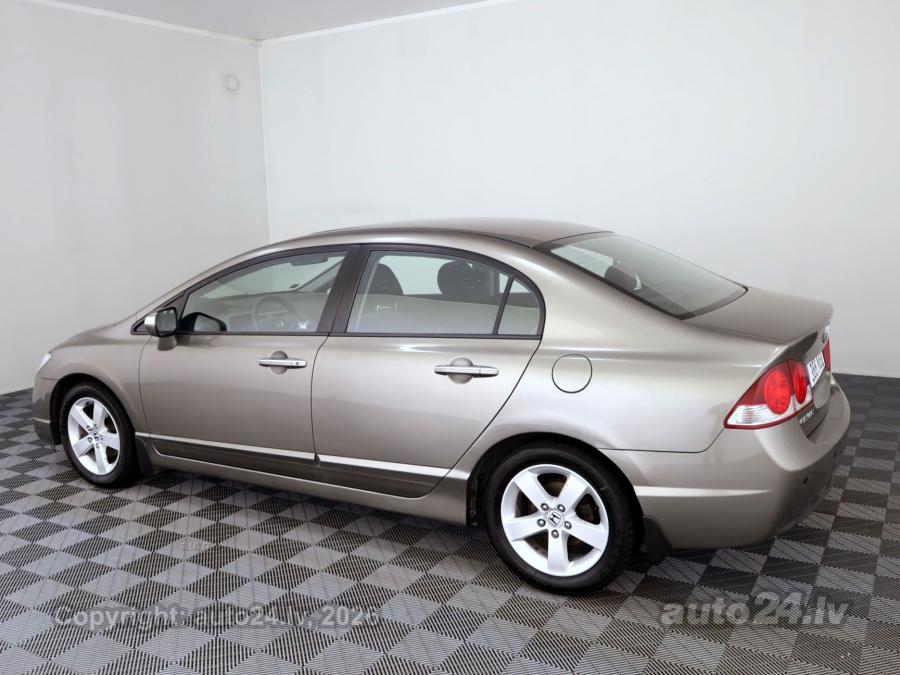 Pelēks Honda Civic 2006 Tallina, ar dzinēja tilpumu 1.80 L un nobraukumu 79 tūkst. km par 2699 €, foto 5 vietnē AUTOMOTO.COM.LV