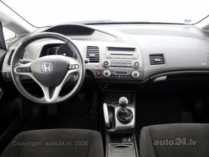 Pelēks Honda Civic 2006 Tallina, ar dzinēja tilpumu 1.80 L un nobraukumu 79 tūkst. km par 2699 €, foto 6 vietnē AUTOMOTO.COM.LV