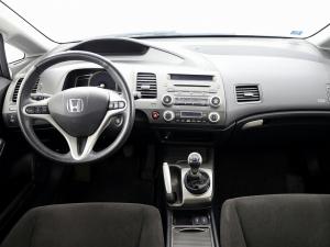 Pelēks Honda Civic 2006 Tallina, ar dzinēja tilpumu 1.80 L un nobraukumu 79 tūkst. km par 2699 €, foto 13 vietnē AUTOMOTO.COM.LV