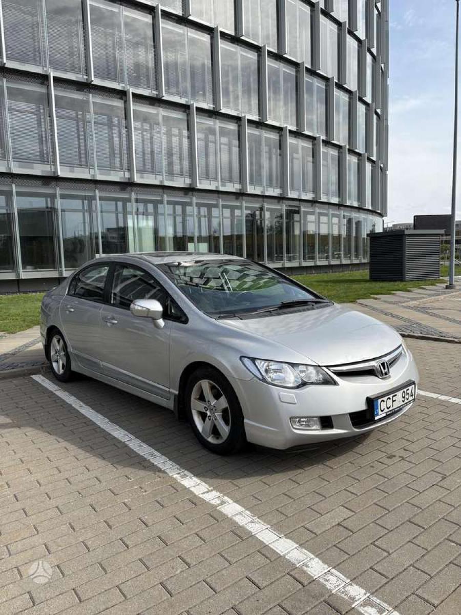 Pelēks Honda Civic 2006 Viļņa, ar dzinēja tilpumu 1.80 L un nobraukumu 239 tūkst. km par 2050 €, foto 1 vietnē AUTOMOTO.COM.LV
