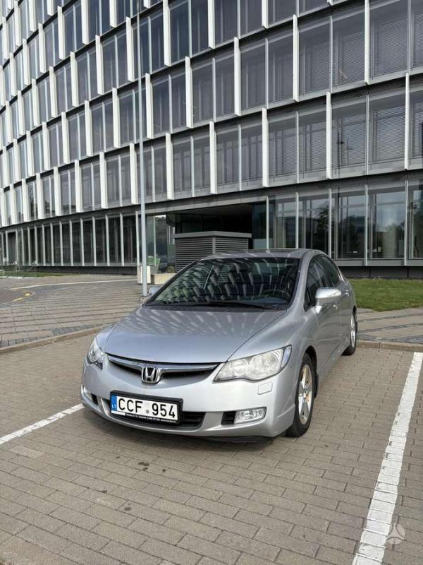 Grey Honda Civic 2006 in Vilnius, with an engine capacity of 1.80 L and mileage of 239 thousand km for 2050 €, photo 3 on AUTOMOTO.COM.LV