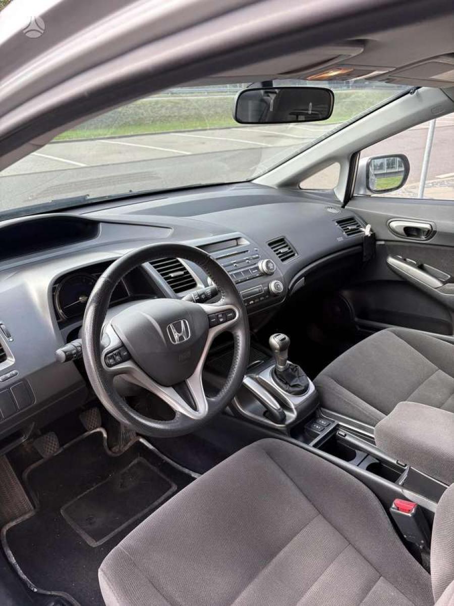 Pelēks Honda Civic 2006 Viļņa, ar dzinēja tilpumu 1.80 L un nobraukumu 239 tūkst. km par 2050 €, foto 9 vietnē AUTOMOTO.COM.LV