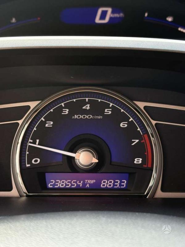 Grey Honda Civic 2006 in Vilnius, with an engine capacity of 1.80 L and mileage of 239 thousand km for 2050 €, photo 11 on AUTOMOTO.COM.LV
