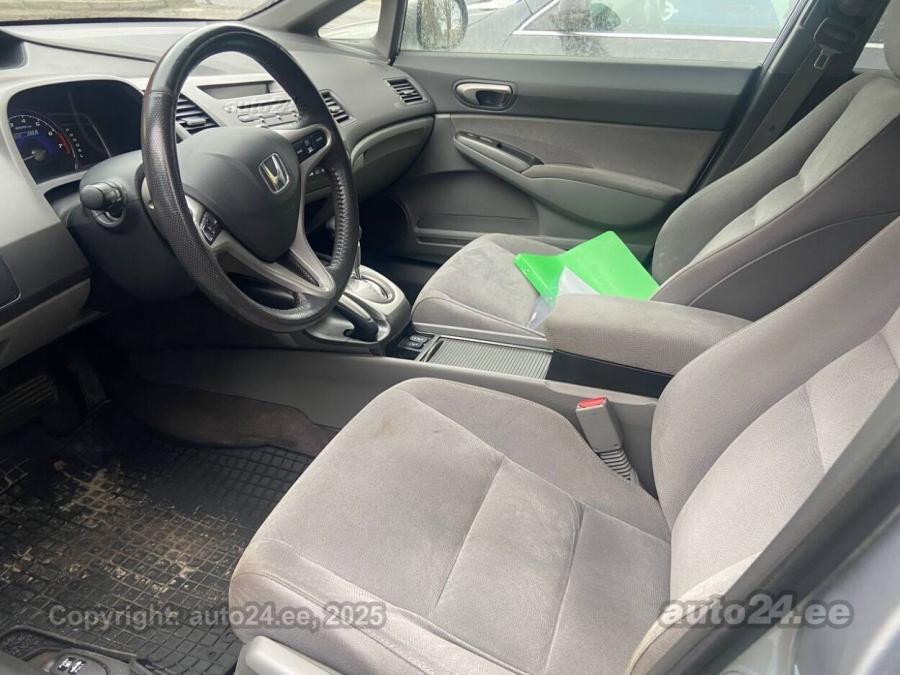 Pelēks Honda Civic 2007 Tallina, ar dzinēja tilpumu 1.30 L un nobraukumu 141 tūkst. km par 2100 €, foto 7 vietnē AUTOMOTO.COM.LV
