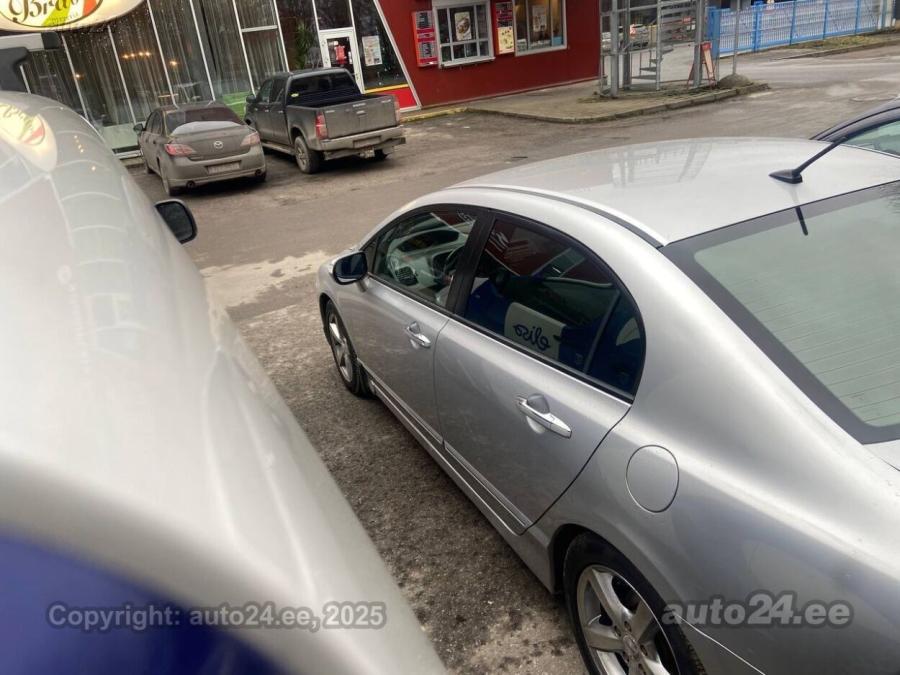 Pelēks Honda Civic 2007 Tallina, ar dzinēja tilpumu 1.30 L un nobraukumu 141 tūkst. km par 2100 €, foto 4 vietnē AUTOMOTO.COM.LV