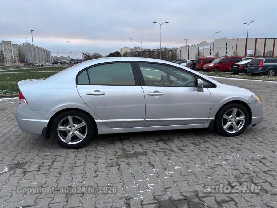 Grey Honda Civic 2007 in Tallinn, with an engine capacity of 1.30 L and mileage of 142 thousand km for 3300 €, photo 6 on AUTOMOTO.COM.LV