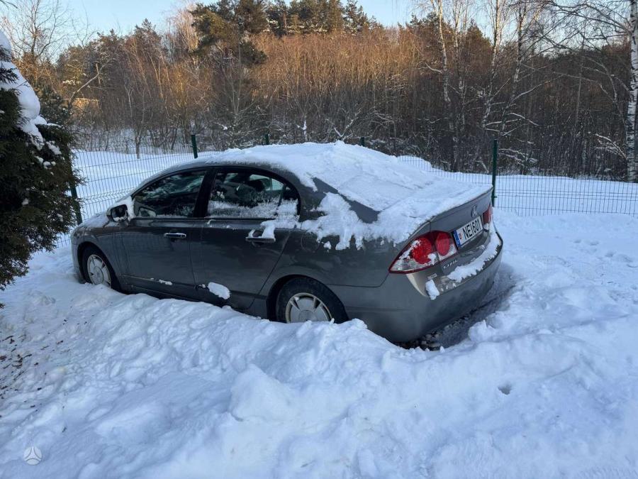 Grey Honda Civic 2007 in Moletai, with an engine capacity of 1.34 L and mileage of 196 thousand km for 1550 €, photo 1 on AUTOMOTO.COM.LV