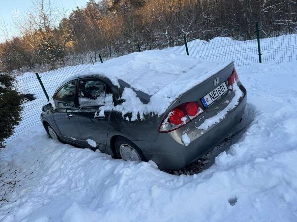 Grey Honda Civic 2007 in Moletai, with an engine capacity of 1.34 L and mileage of 196 thousand km for 1550 €, photo 2 on AUTOMOTO.COM.LV