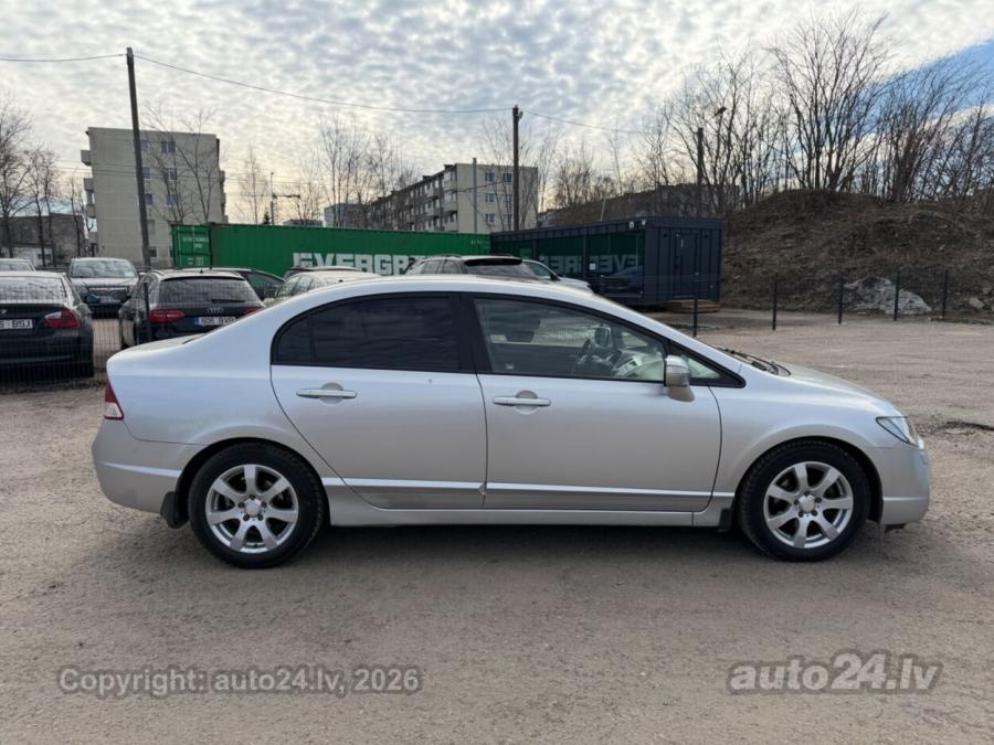 Grey Honda Civic 2007 in Tallinn, with an engine capacity of 1.80 L and mileage of 155 thousand km for 2699 €, photo 4 on AUTOMOTO.COM.LV