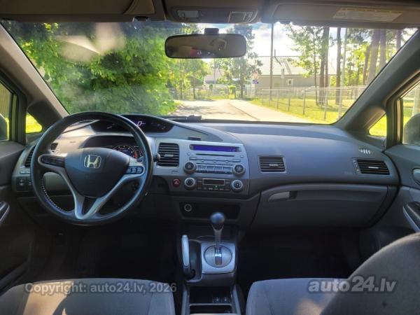Grey Honda Civic 2007 in Tallinn, with an engine capacity of 1.30 L and mileage of 245 thousand km for 1599 €, photo 8 on AUTOMOTO.COM.LV