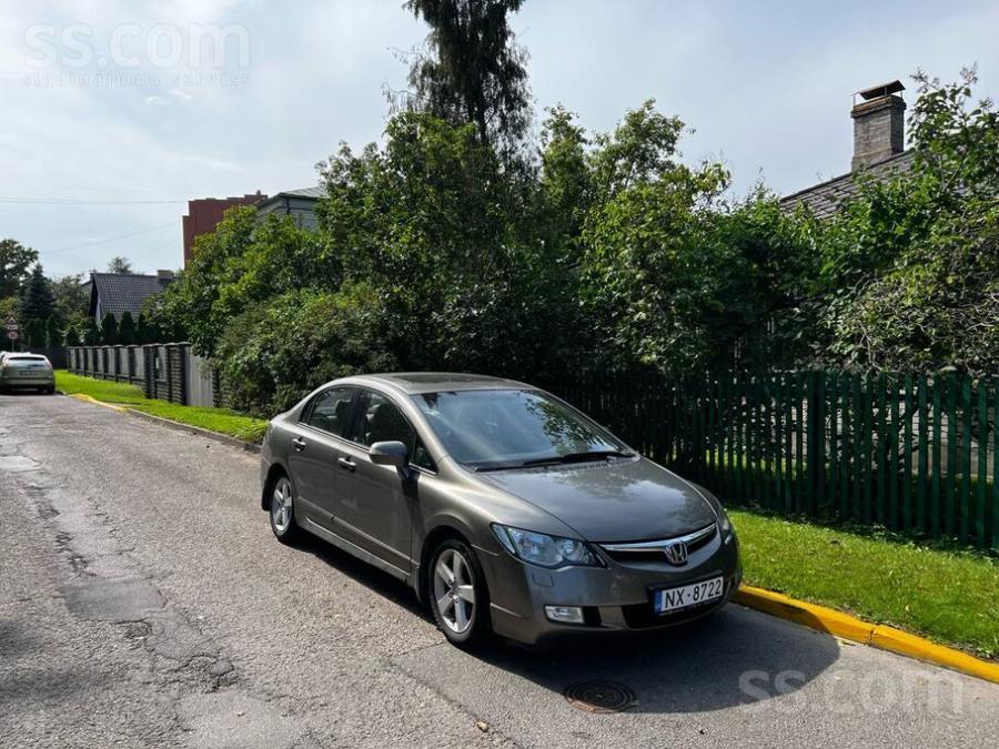 Pelēks Honda Civic 2007 Rīga, ar dzinēja tilpumu 1.80 L un nobraukumu 288 tūkst. km par 1000 €, foto 1 vietnē AUTOMOTO.COM.LV