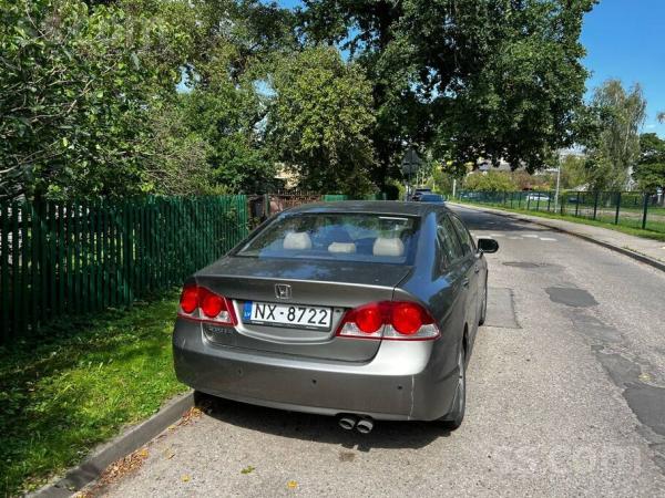 Grey Honda Civic 2007 in Riga, with an engine capacity of 1.80 L and mileage of 288 thousand km for 1000 €, photo 2 on AUTOMOTO.COM.LV