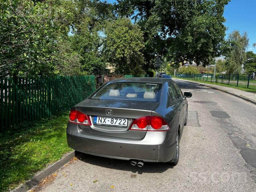 Pelēks Honda Civic 2007 Rīga, ar dzinēja tilpumu 1.80 L un nobraukumu 288 tūkst. km par 1000 €, foto 3 vietnē AUTOMOTO.COM.LV
