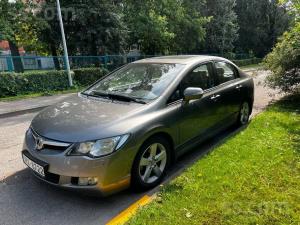 Pelēks Honda Civic 2007 Rīga, ar dzinēja tilpumu 1.80 L un nobraukumu 288 tūkst. km par 1000 €, foto 4 vietnē AUTOMOTO.COM.LV