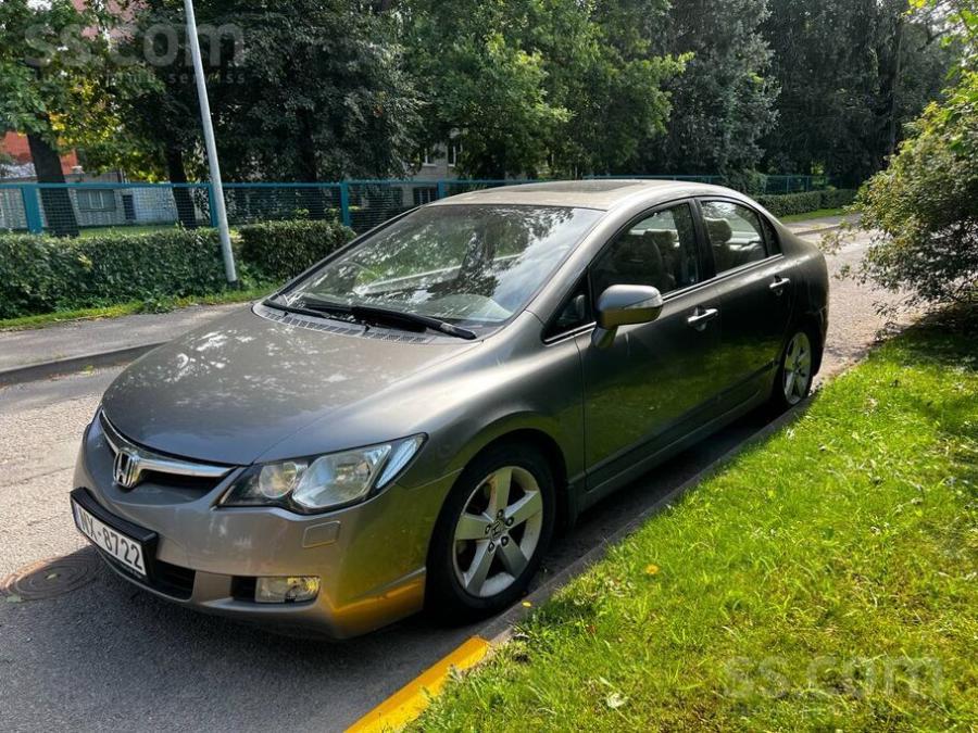 Pelēks Honda Civic 2007 Rīga, ar dzinēja tilpumu 1.80 L un nobraukumu 288 tūkst. km par 1000 €, foto 4 vietnē AUTOMOTO.COM.LV