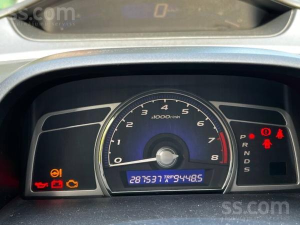 Grey Honda Civic 2007 in Riga, with an engine capacity of 1.80 L and mileage of 288 thousand km for 1000 €, photo 4 on AUTOMOTO.COM.LV