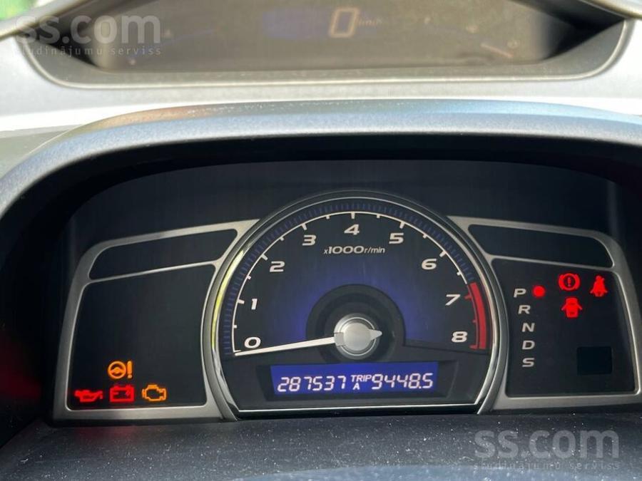 Pelēks Honda Civic 2007 Rīga, ar dzinēja tilpumu 1.80 L un nobraukumu 288 tūkst. km par 1000 €, foto 5 vietnē AUTOMOTO.COM.LV