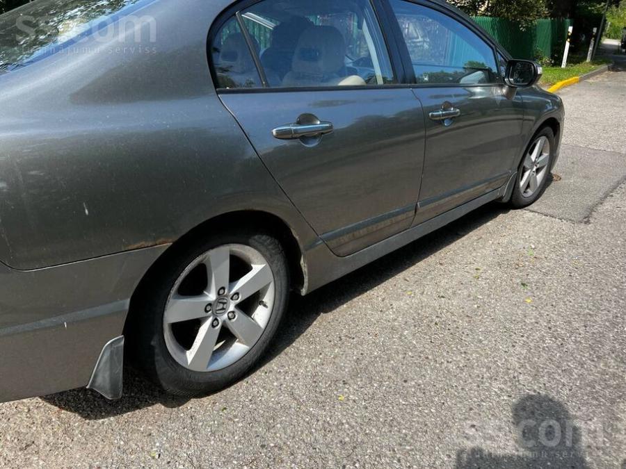 Pelēks Honda Civic 2007 Rīga, ar dzinēja tilpumu 1.80 L un nobraukumu 288 tūkst. km par 1000 €, foto 7 vietnē AUTOMOTO.COM.LV