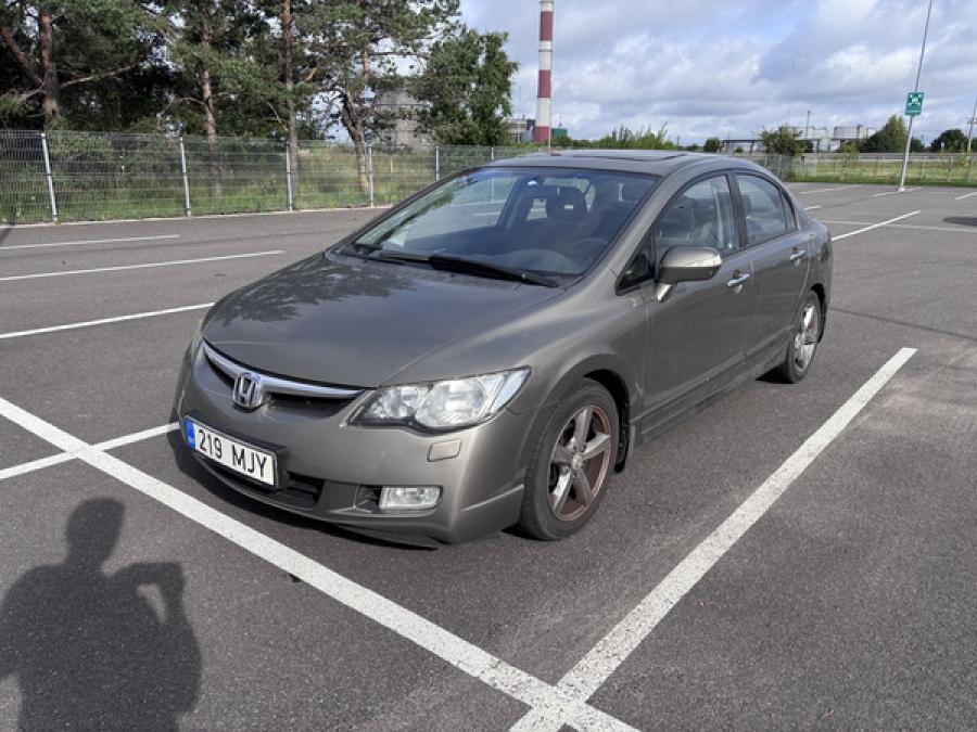 Grey Honda Civic 2007 in Tallinn, with an engine capacity of 1.80 L and mileage of 250 thousand km for 1800 €, photo 3 on AUTOMOTO.COM.LV