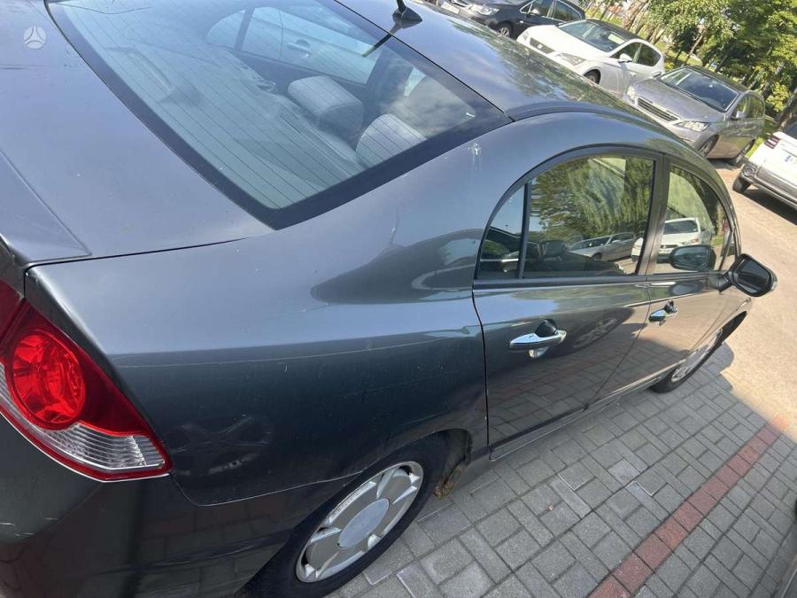 Grey Honda Civic 2007 in Kaunas, with an engine capacity of 1.34 L and mileage of 301 thousand km for 1350 €, photo 5 on AUTOMOTO.COM.LV