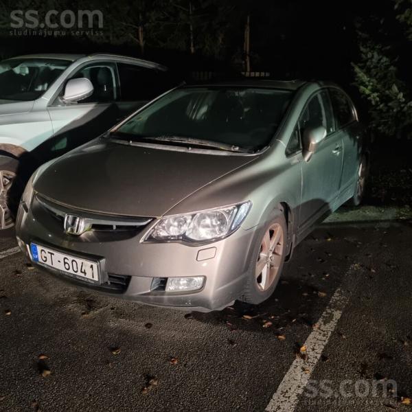 Grey Honda Civic 2008 in Riga, with an engine capacity of 1.80 L and mileage of 241 thousand km for 800 €, photo 1 on AUTOMOTO.COM.LV