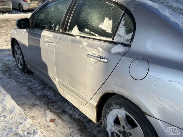 Pelēks Honda Civic 2008 Kauņa, ar dzinēja tilpumu 1.30 L un nobraukumu 180 tūkst. km par 1200 €, foto 5 vietnē AUTOMOTO.COM.LV
