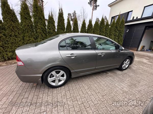 Grey Honda Civic 2008 in Tallinn, with an engine capacity of 1.80 L and mileage of 200 thousand km for 2350 €, photo 3 on AUTOMOTO.COM.LV