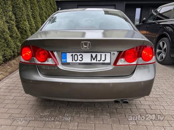 Grey Honda Civic 2008 in Tallinn, with an engine capacity of 1.80 L and mileage of 200 thousand km for 2350 €, photo 4 on AUTOMOTO.COM.LV