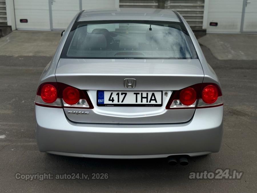 Grey Honda Civic 2008 in Tallinn, with an engine capacity of 1.80 L and mileage of 190 thousand km for 2600 €, photo 5 on AUTOMOTO.COM.LV