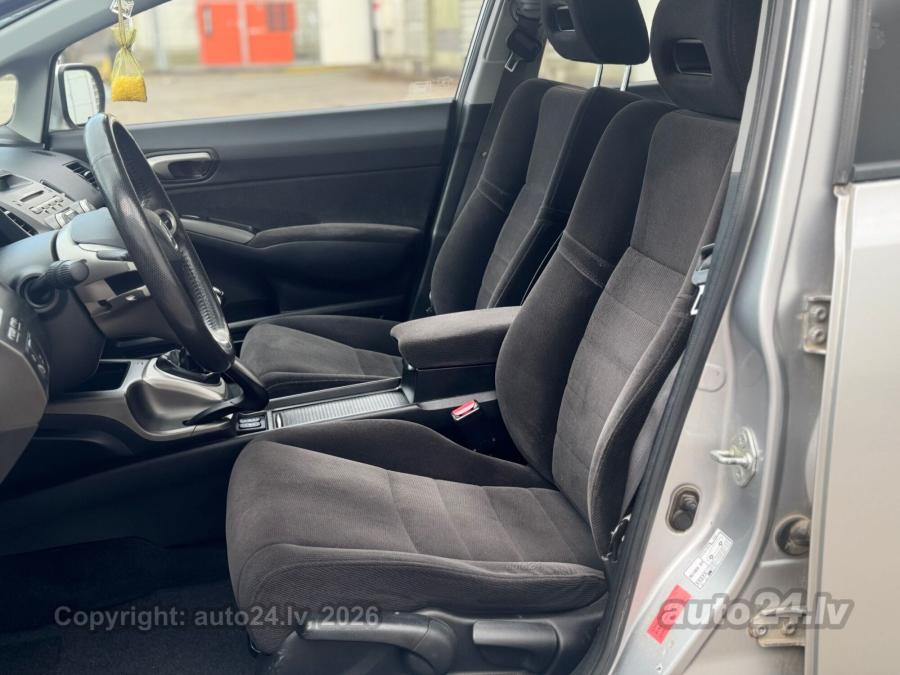 Grey Honda Civic 2008 in Tallinn, with an engine capacity of 1.80 L and mileage of 190 thousand km for 2600 €, photo 8 on AUTOMOTO.COM.LV