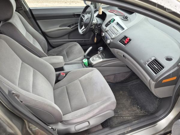 Grey Honda Civic 2008 in Kretinga, with an engine capacity of 1.80 L and mileage of 230 thousand km for 1100 €, photo 5 on AUTOMOTO.COM.LV