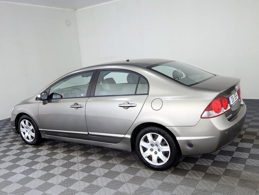 Pelēks Honda Civic 2008 Tallina, ar dzinēja tilpumu 1.80 L un nobraukumu 338 tūkst. km par 1899 €, foto 14 vietnē AUTOMOTO.COM.LV