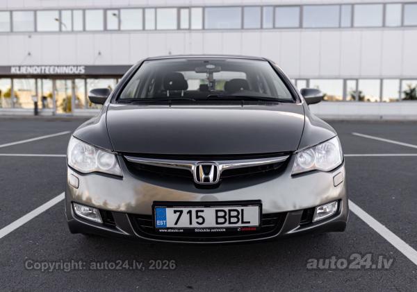 Honda Civic 2008 in Tallinn on AUTOMOTO.COM.LV Grey Honda Civic 2008 in Tallinn, with an engine capacity of 1.80 L and mileage of 172 thousand km for 2499 €, photo 3 on AUTOMOTO.COM.LV