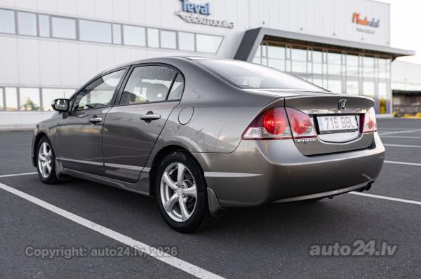 Honda Civic 2008 in Tallinn on AUTOMOTO.COM.LV Grey Honda Civic 2008 in Tallinn, with an engine capacity of 1.80 L and mileage of 172 thousand km for 2499 €, photo 6 on AUTOMOTO.COM.LV
