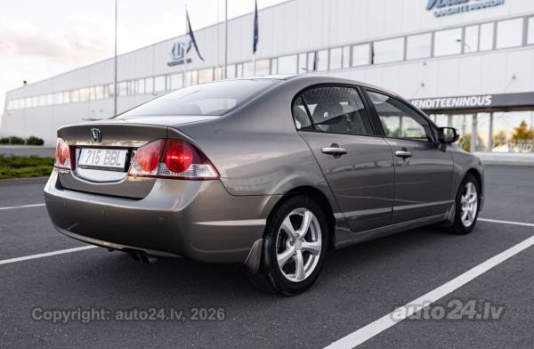 Honda Civic 2008 in Tallinn on AUTOMOTO.COM.LV Grey Honda Civic 2008 in Tallinn, with an engine capacity of 1.80 L and mileage of 172 thousand km for 2499 €, photo 7 on AUTOMOTO.COM.LV