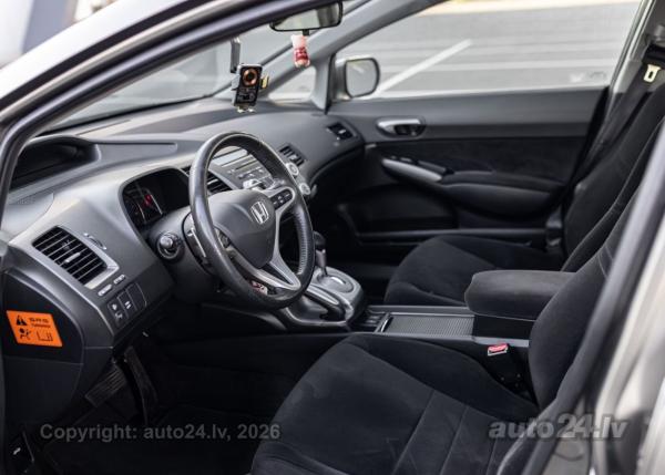 Honda Civic 2008 in Tallinn on AUTOMOTO.COM.LV Grey Honda Civic 2008 in Tallinn, with an engine capacity of 1.80 L and mileage of 172 thousand km for 2499 €, photo 8 on AUTOMOTO.COM.LV