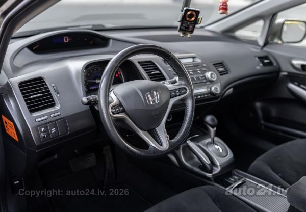Honda Civic 2008 in Tallinn on AUTOMOTO.COM.LV Grey Honda Civic 2008 in Tallinn, with an engine capacity of 1.80 L and mileage of 172 thousand km for 2499 €, photo 9 on AUTOMOTO.COM.LV