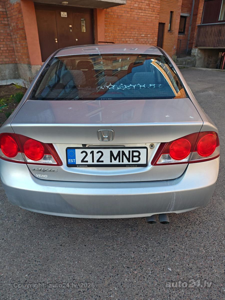 Grey Honda Civic 2009 in Sillamae, with an engine capacity of 1.80 L and mileage of 201 thousand km for 700 €, photo 4 on AUTOMOTO.COM.LV
