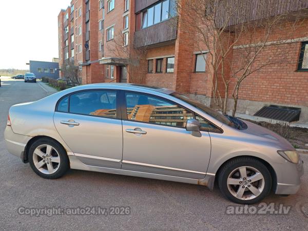Grey Honda Civic 2009 in Sillamae, with an engine capacity of 1.80 L and mileage of 201 thousand km for 700 €, photo 4 on AUTOMOTO.COM.LV