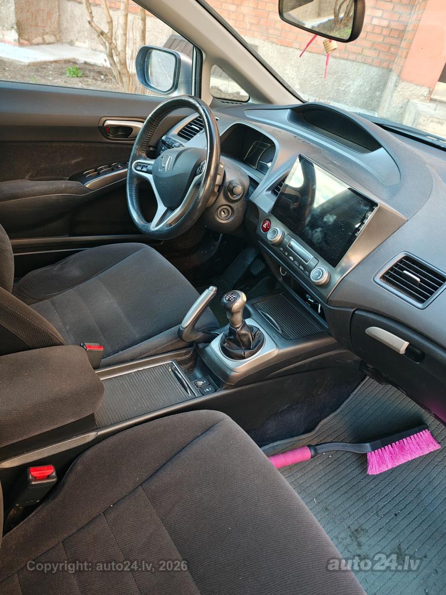 Grey Honda Civic 2009 in Sillamae, with an engine capacity of 1.80 L and mileage of 201 thousand km for 700 €, photo 6 on AUTOMOTO.COM.LV