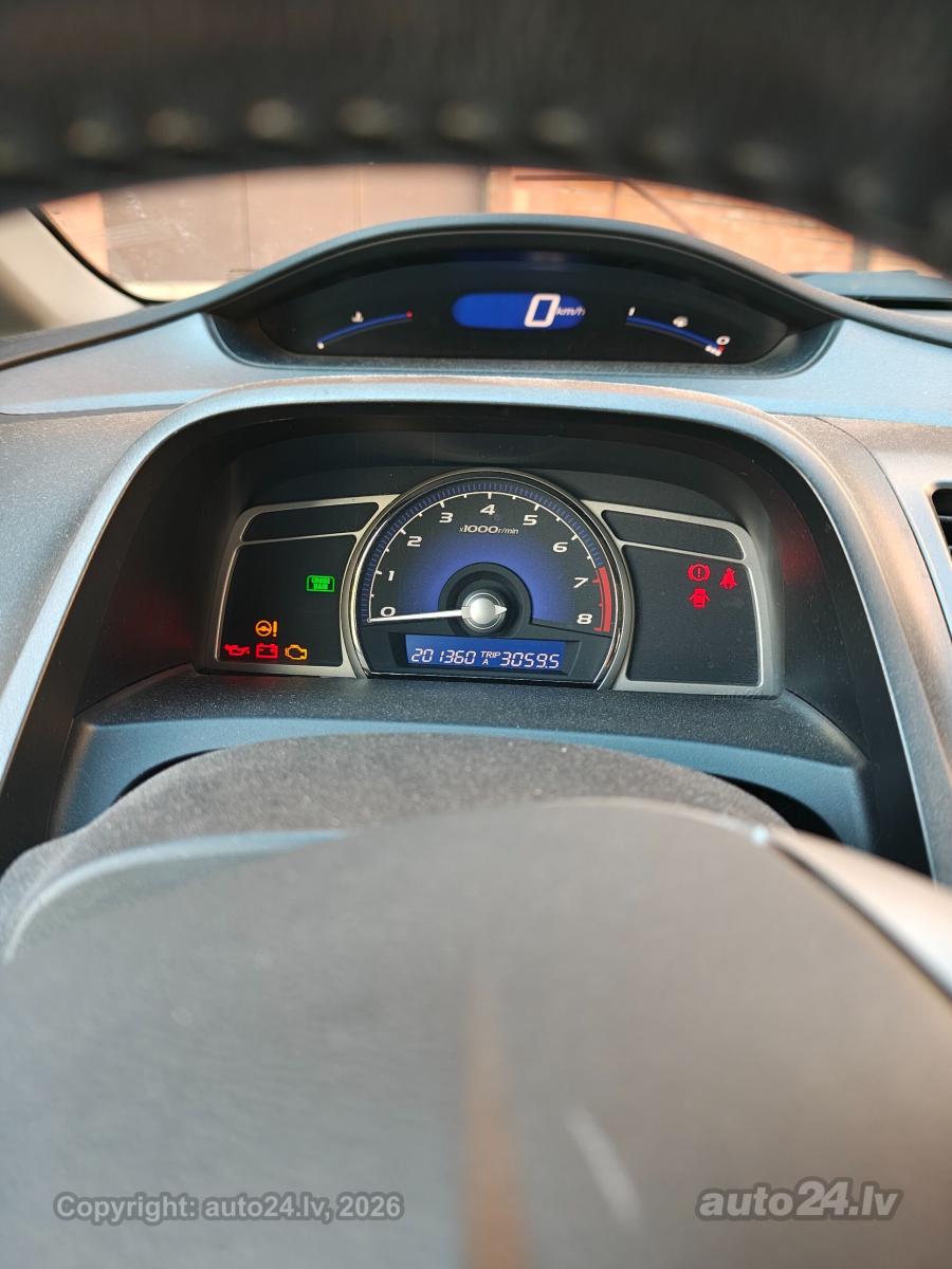 Grey Honda Civic 2009 in Sillamae, with an engine capacity of 1.80 L and mileage of 201 thousand km for 700 €, photo 7 on AUTOMOTO.COM.LV