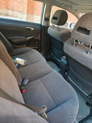 Grey Honda Civic 2009 in Sillamae, with an engine capacity of 1.80 L and mileage of 201 thousand km for 700 €, photo 8 on AUTOMOTO.COM.LV