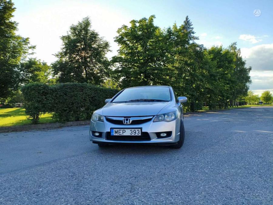 Grey Honda Civic 2009 in Panevezys, with an engine capacity of 1.34 L and mileage of 328 thousand km for 3200 €, photo 3 on AUTOMOTO.COM.LV
