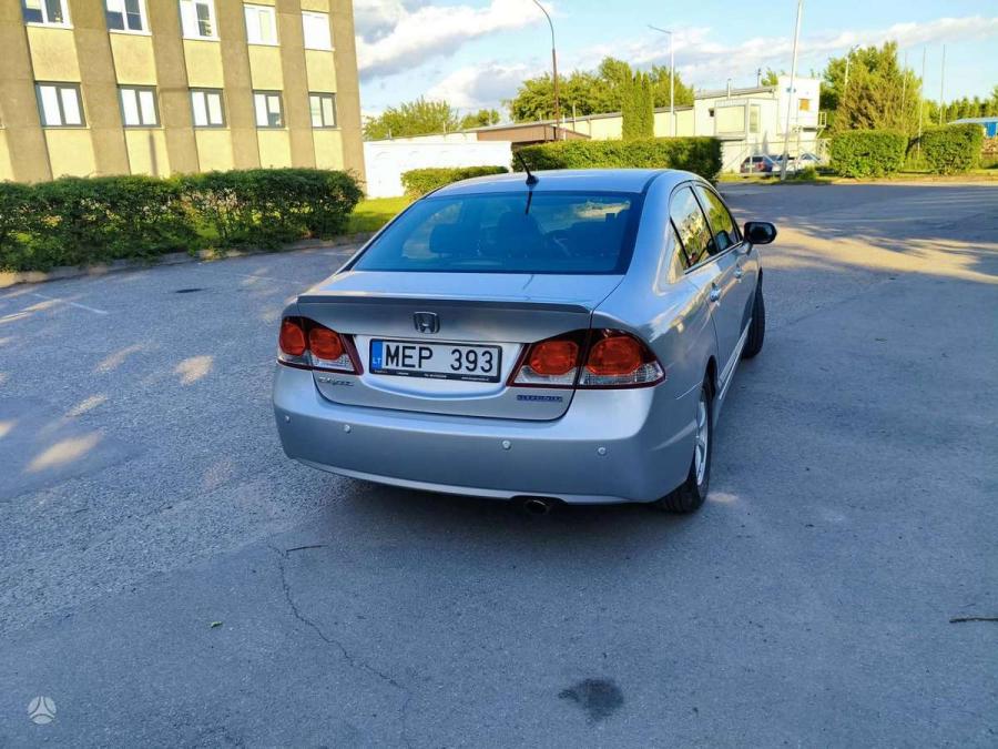 Grey Honda Civic 2009 in Panevezys, with an engine capacity of 1.34 L and mileage of 328 thousand km for 3200 €, photo 4 on AUTOMOTO.COM.LV
