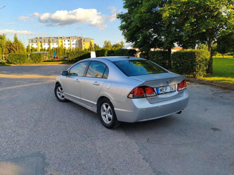 Grey Honda Civic 2009 in Panevezys, with an engine capacity of 1.34 L and mileage of 328 thousand km for 3200 €, photo 6 on AUTOMOTO.COM.LV